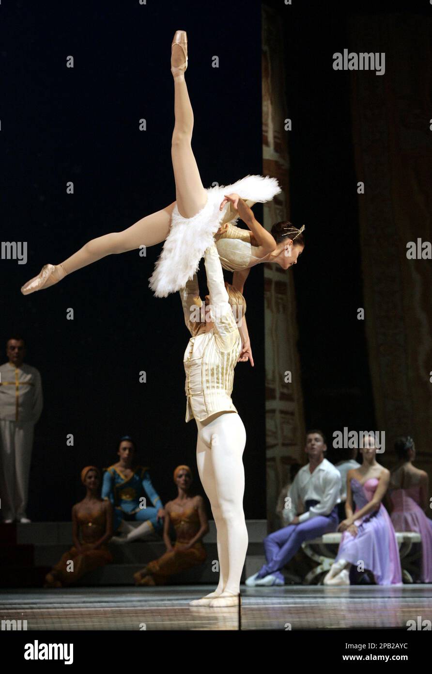 Andrian Fadeyev in der Rolle des Prinzen Nussknacker, stehend, und ...