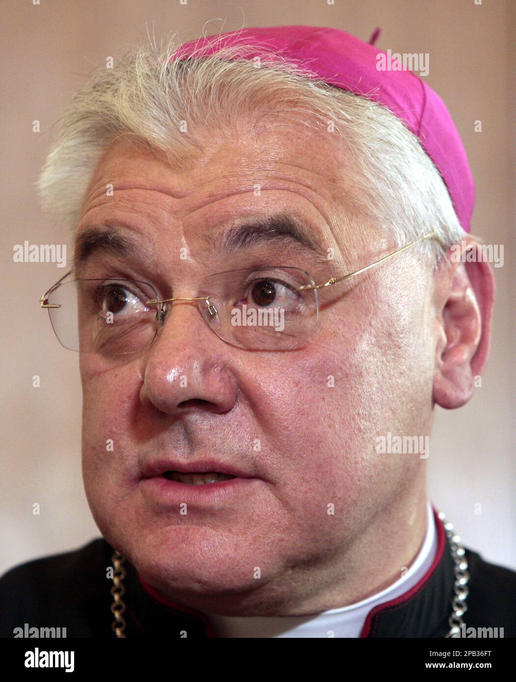 Der Regensburger Bischof Gerhard Ludwig Mueller beantwortet am Freitag ...