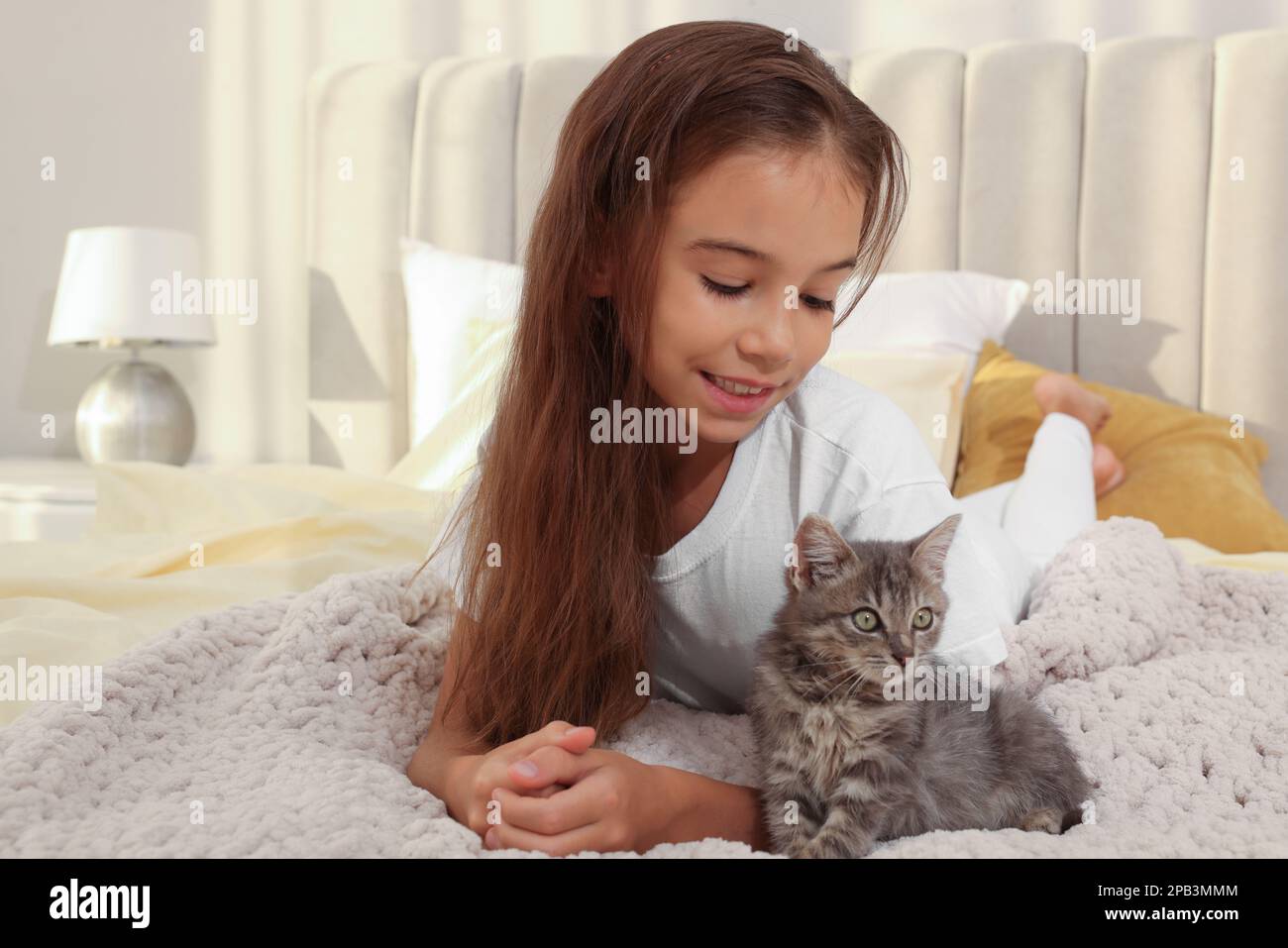 Preteen girl lying on bed -Fotos und -Bildmaterial in hoher Auflösung – Alamy