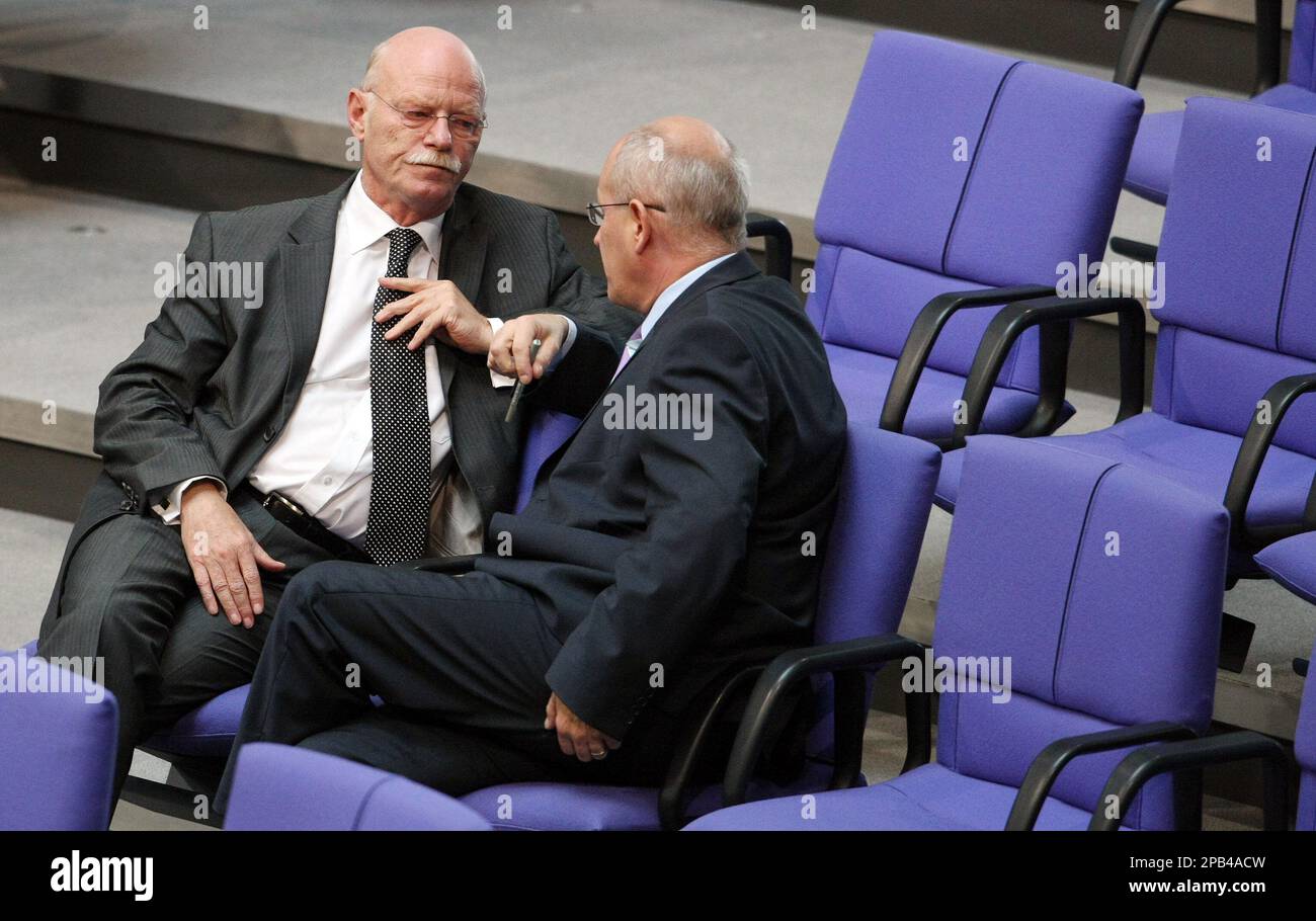 Der SPD Fraktionsvorsitzende Peter Struck, links, und der CDU ...