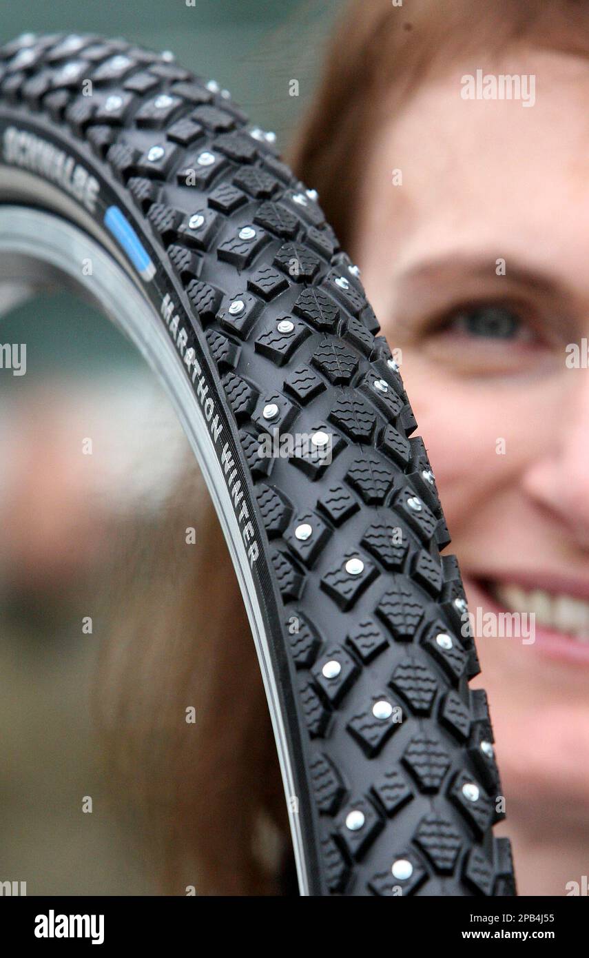 Ein Modell posiert am Mittwoch, 12. Sept. 2007, in Koeln bei einem ...