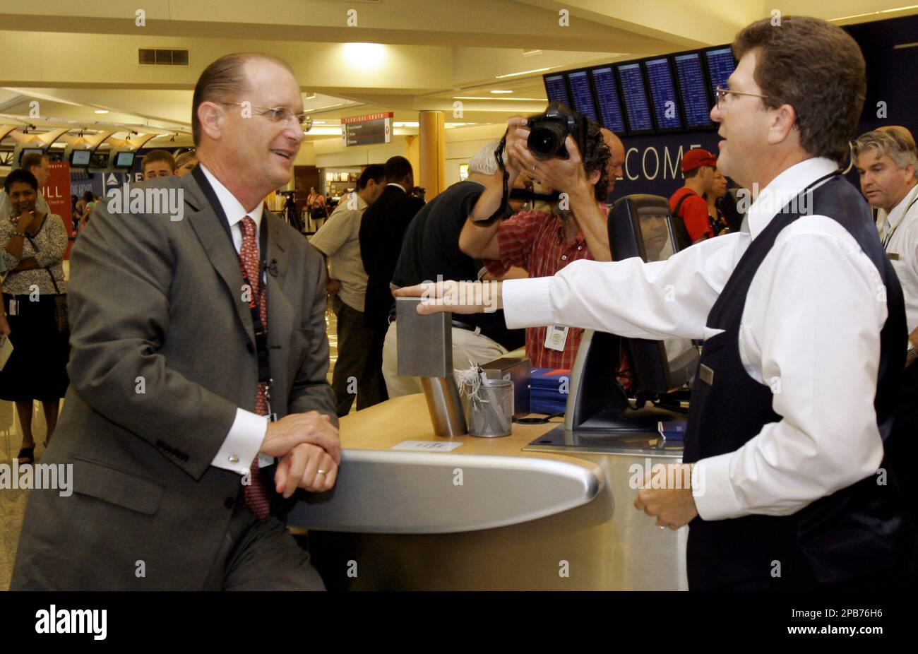 New Delta Air Lines CEO Richard Anderson, left, listens to Delta ...
