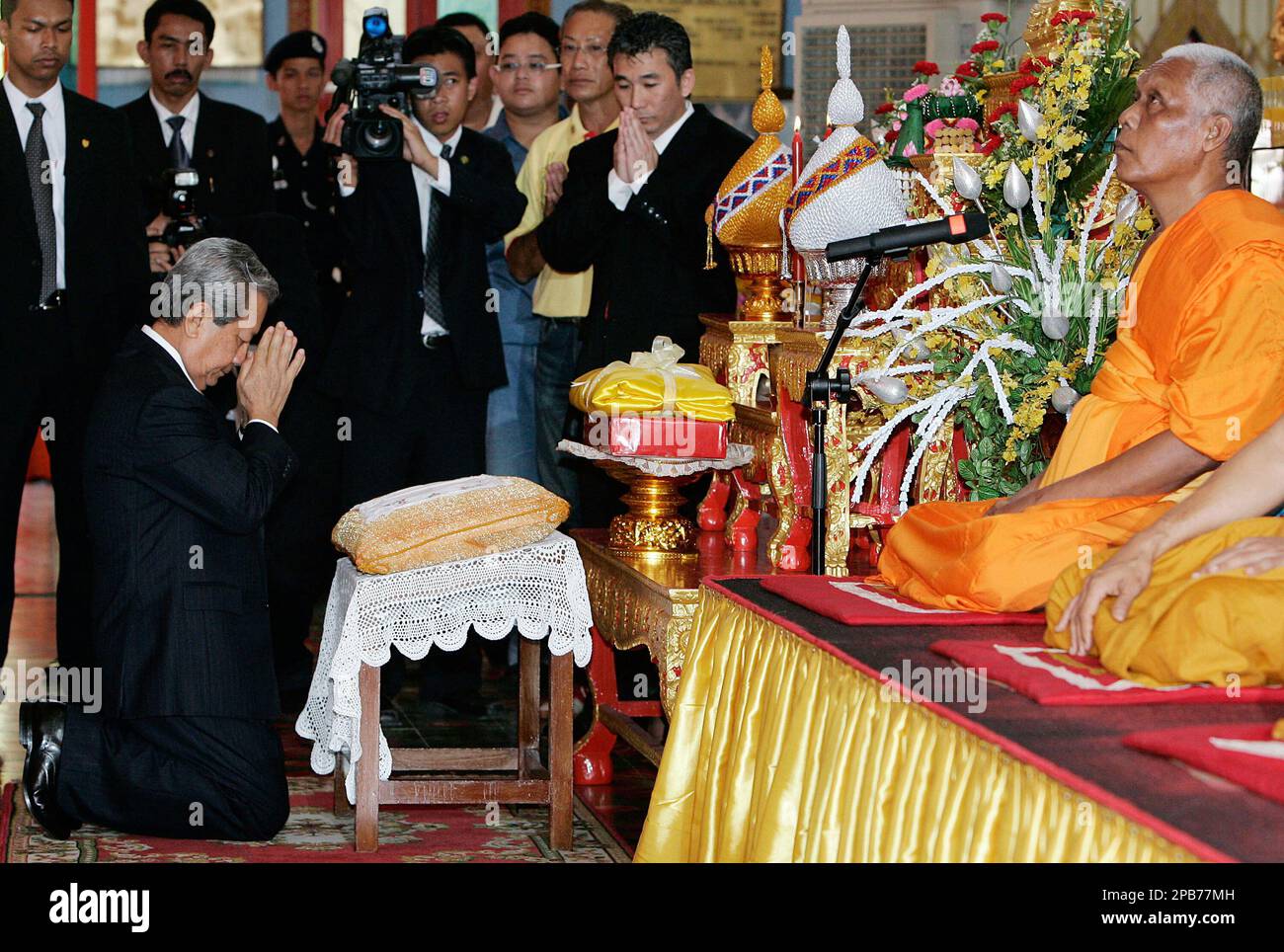 Visiting Thai Prime Minister Surayud Chulanont, left, prays at the ...