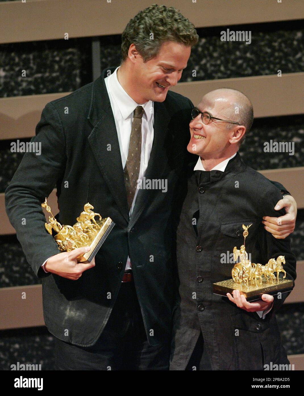 ** ARCHIV ** Regisseur Florian Henckel von Donnersmarck, links, und ...