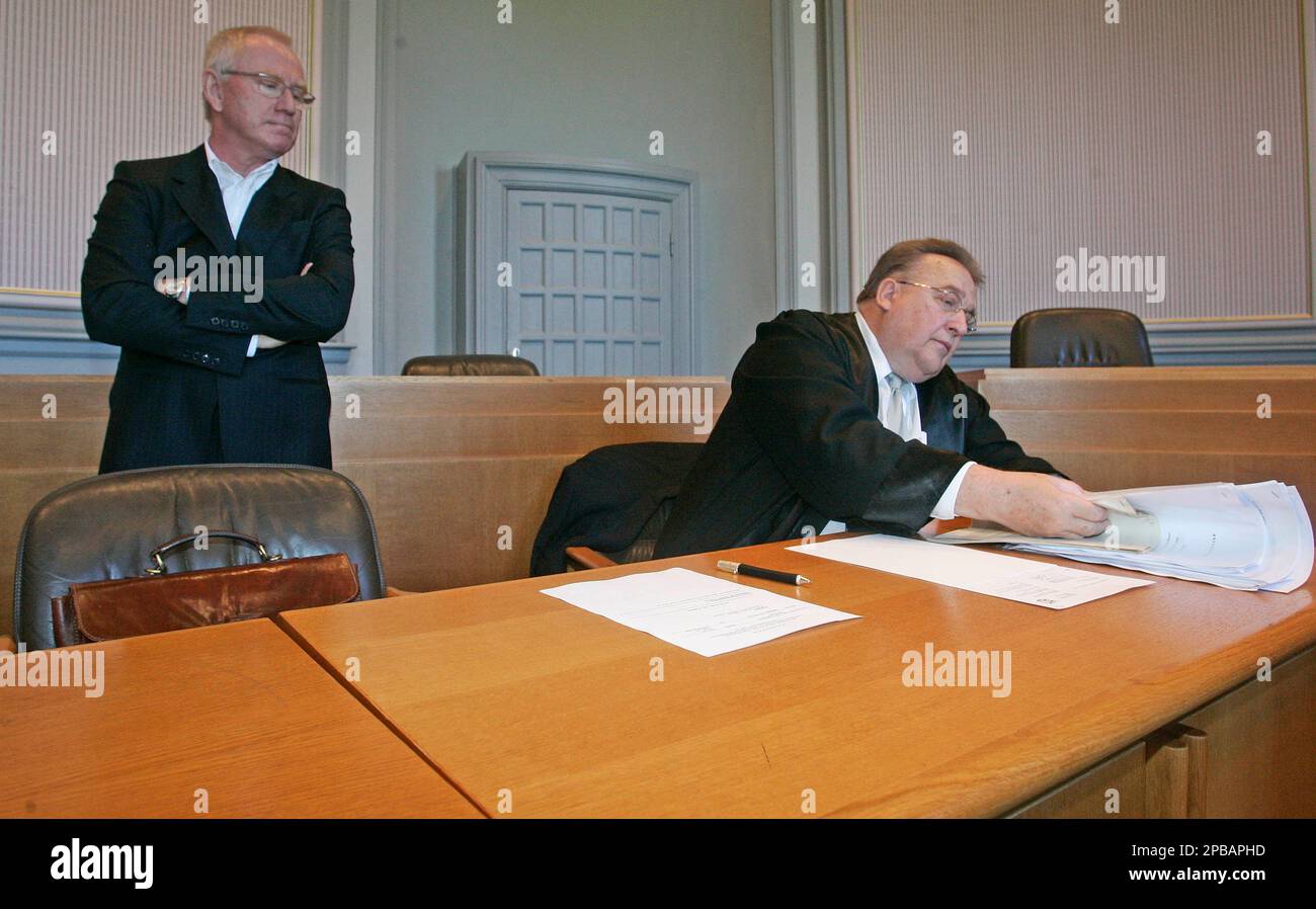 Der ehemalige Mobilcom-Chef Gerhard Schmid, links, und sein Anwalt Erich Samson erwarten am ...