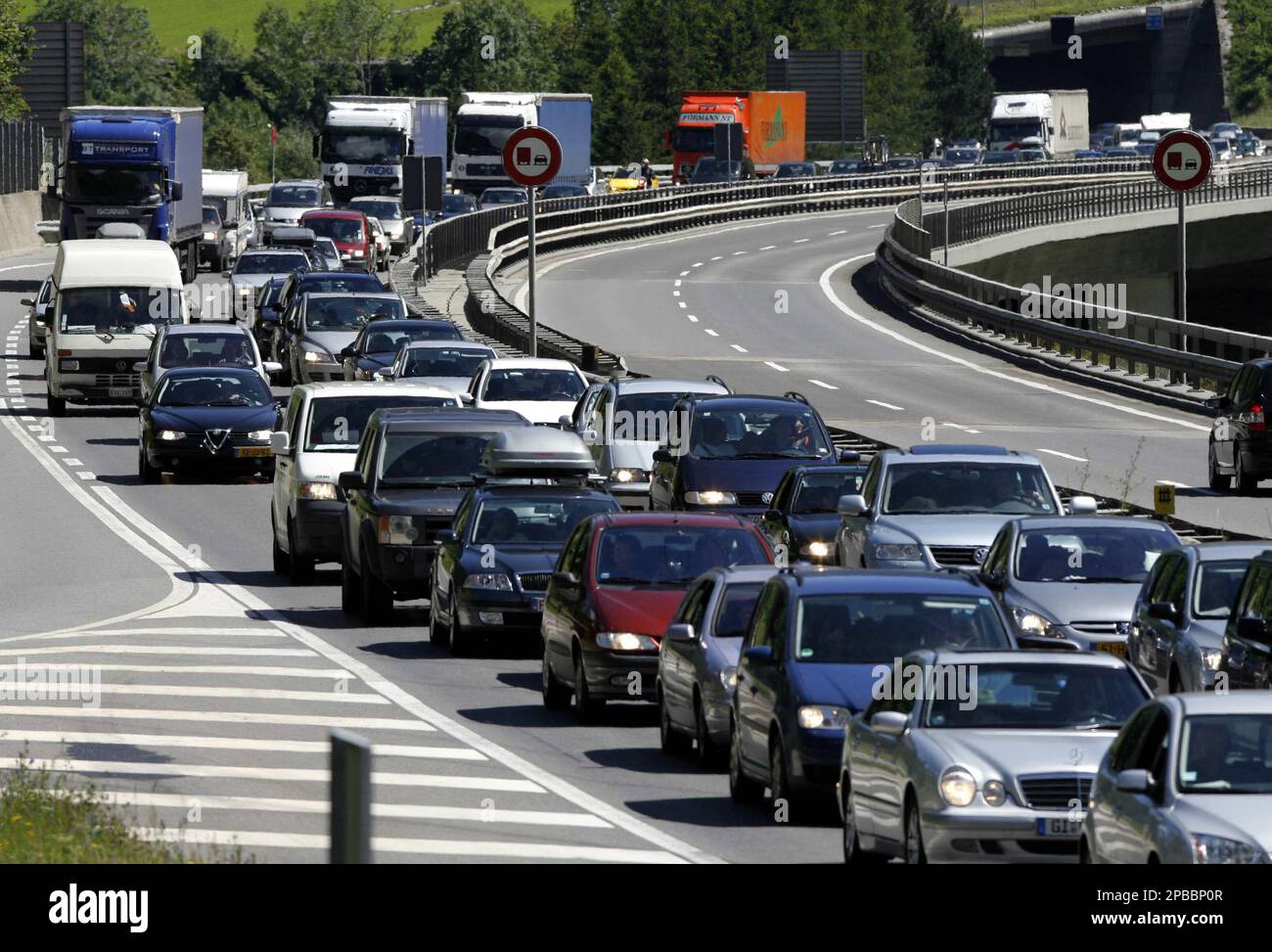 Auf Der Autobahn A2 Vor Dem Gotthardtunnel In Richtung Sueden Zwischen Goeschenen Und Erstfeld