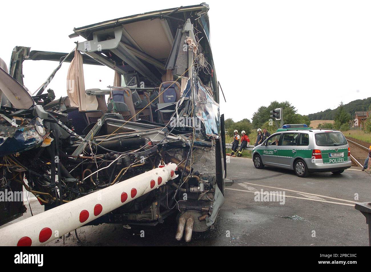 Ein zerstoerter Reisebus steht am Dienstag, 3. Juli 2007, nach einem ...