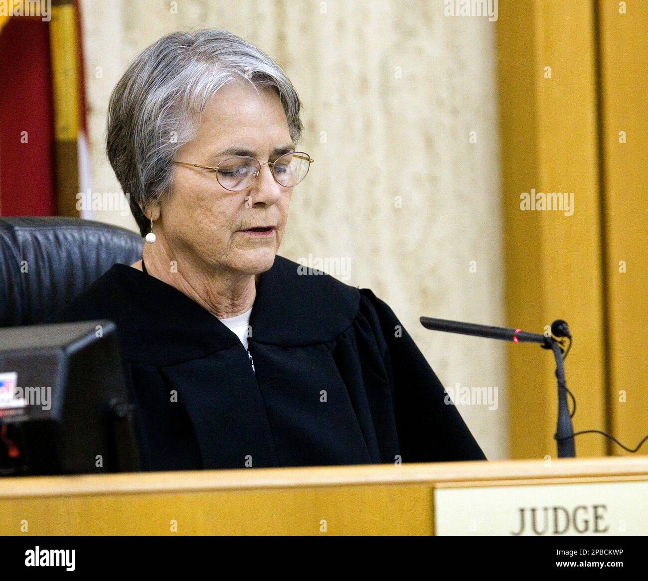 Circuit Judge Susan Roberts reads her order sentencing former ...
