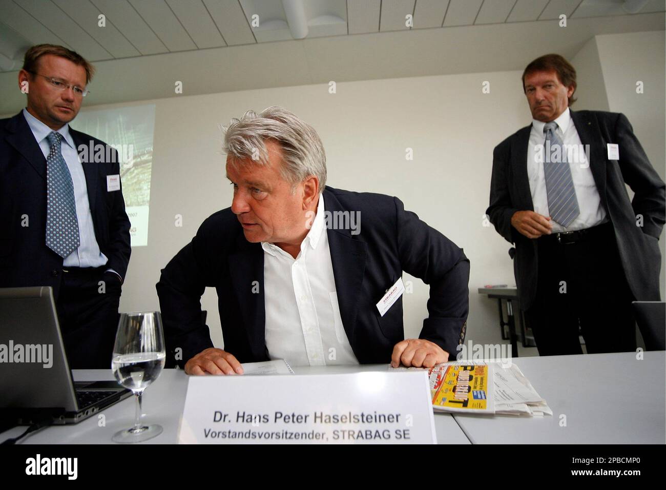 Hans Peter Haselsteiner, Vorstandsvorsitzender der Strabag SE, Mitte, und Peter Murer ...