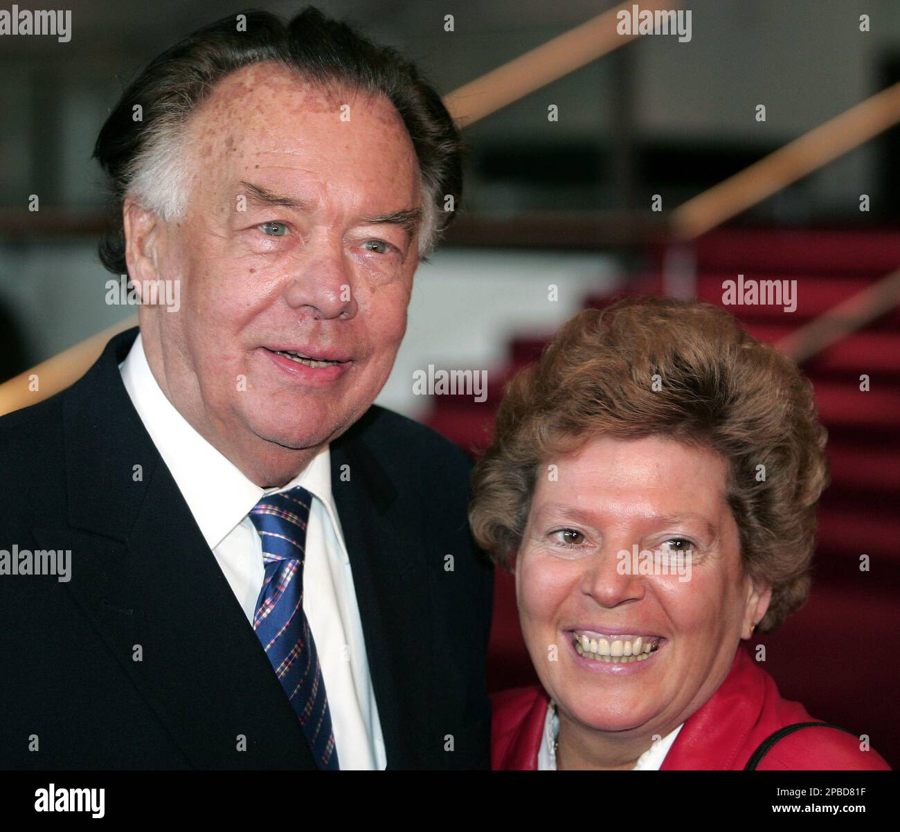 ** ARCHIV ** Der Schauspieler Klausjuergen Wussow mit seiner Frau ...