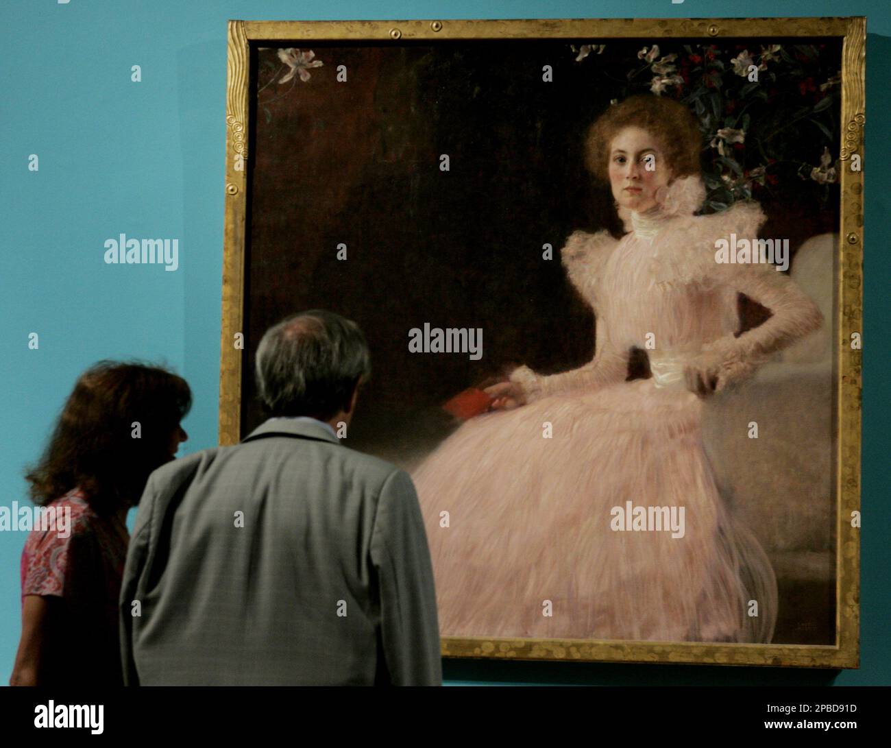 Besucher betrachten am Dienstag, 19. Juni 2007 waehrend einer ...