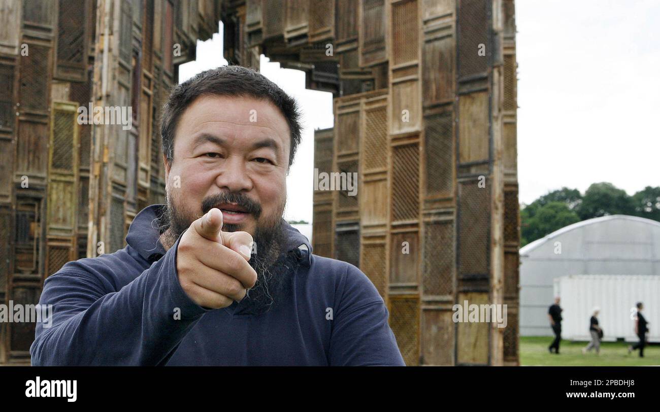 Der chinesische Kuenstler Ai Weiwei steht am Freitag, 15. Juni 2007 ...
