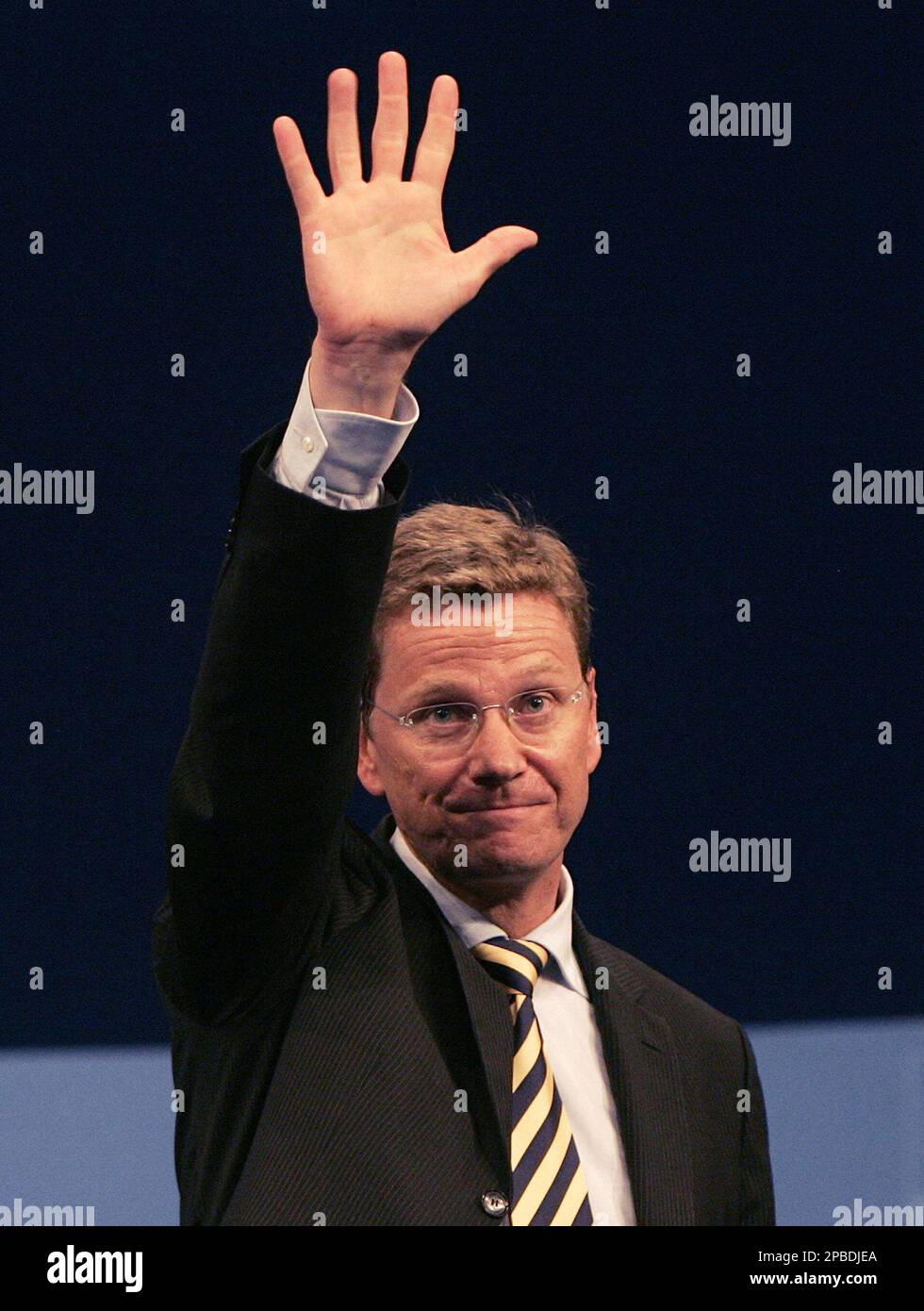 Guido Westerwelle, der Vorsitzende der FDP, winkt zu den Delegierten ...