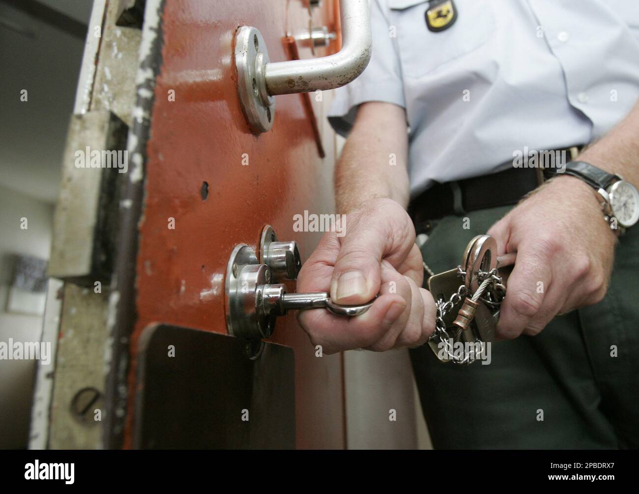 Ein Justizvollzugsbeamter oeffnet eine Zellentuer in der JVA Stuttgart ...