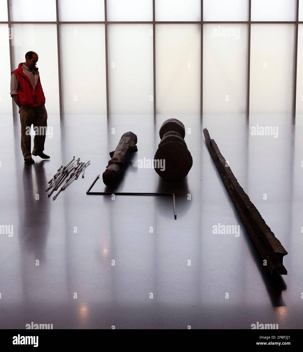 Ein Besucher steht neben dem Werk "Strassenbahnhaltestelle" (1976 ...