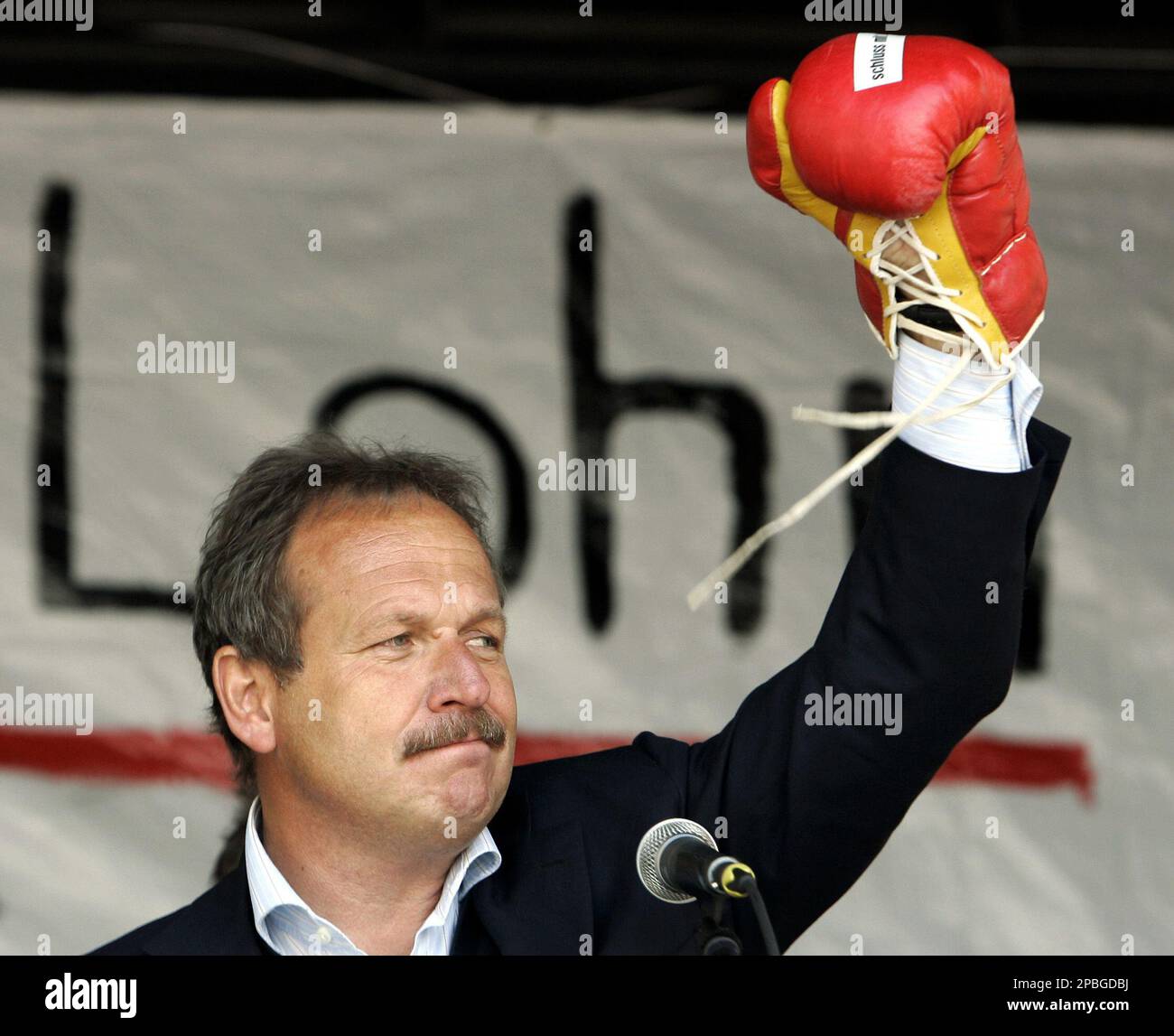 Frank Bsirske, Vorsitzender der Gewerkschaft ver.di, hebt am Freitag ...