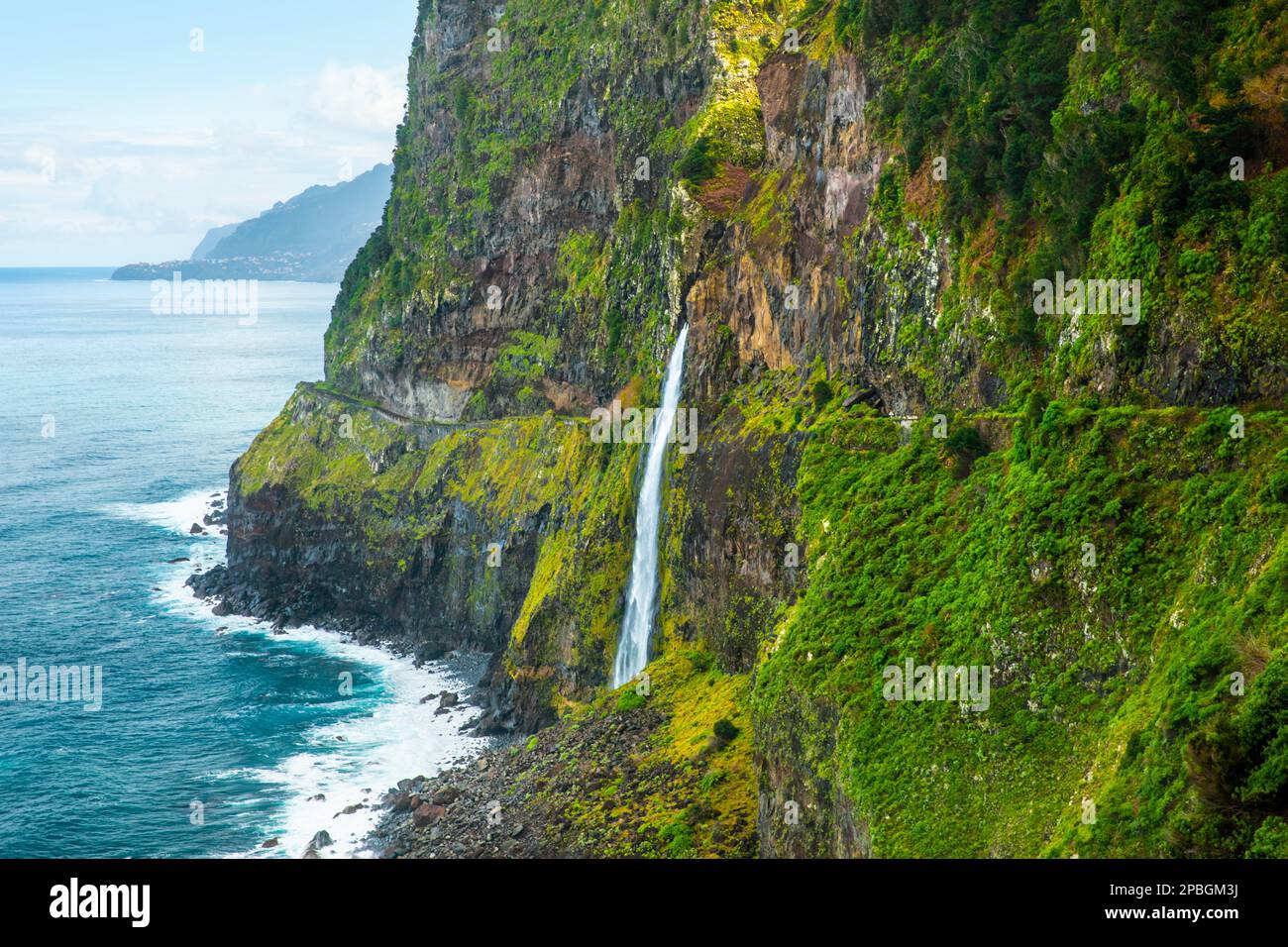 Wunderschöne Aussicht auf den Wasserfall Cascata do VEU da Noiva oder ...