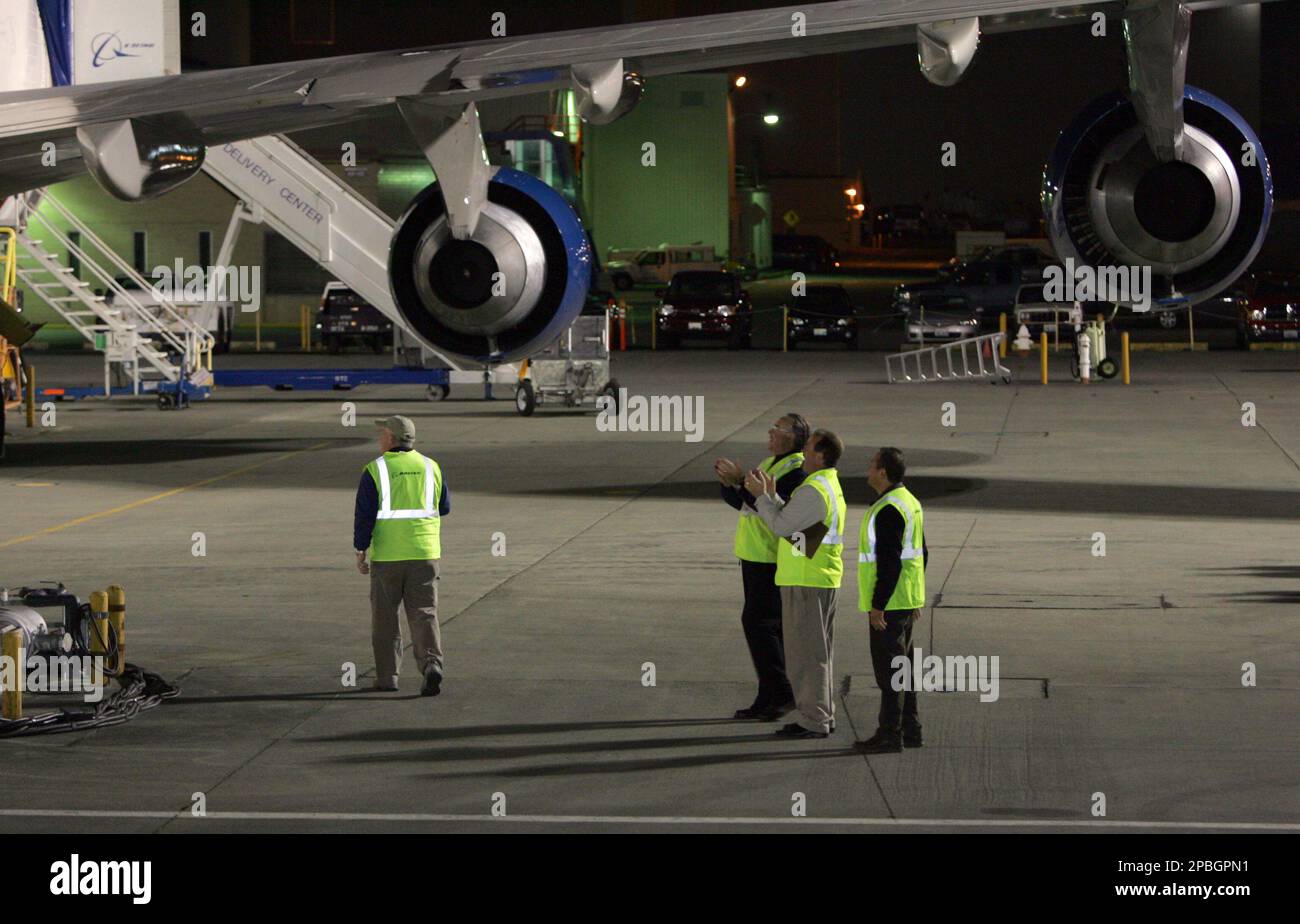 Boeing employees clap as the super freighter 'Dreamlifter' aircraft ...