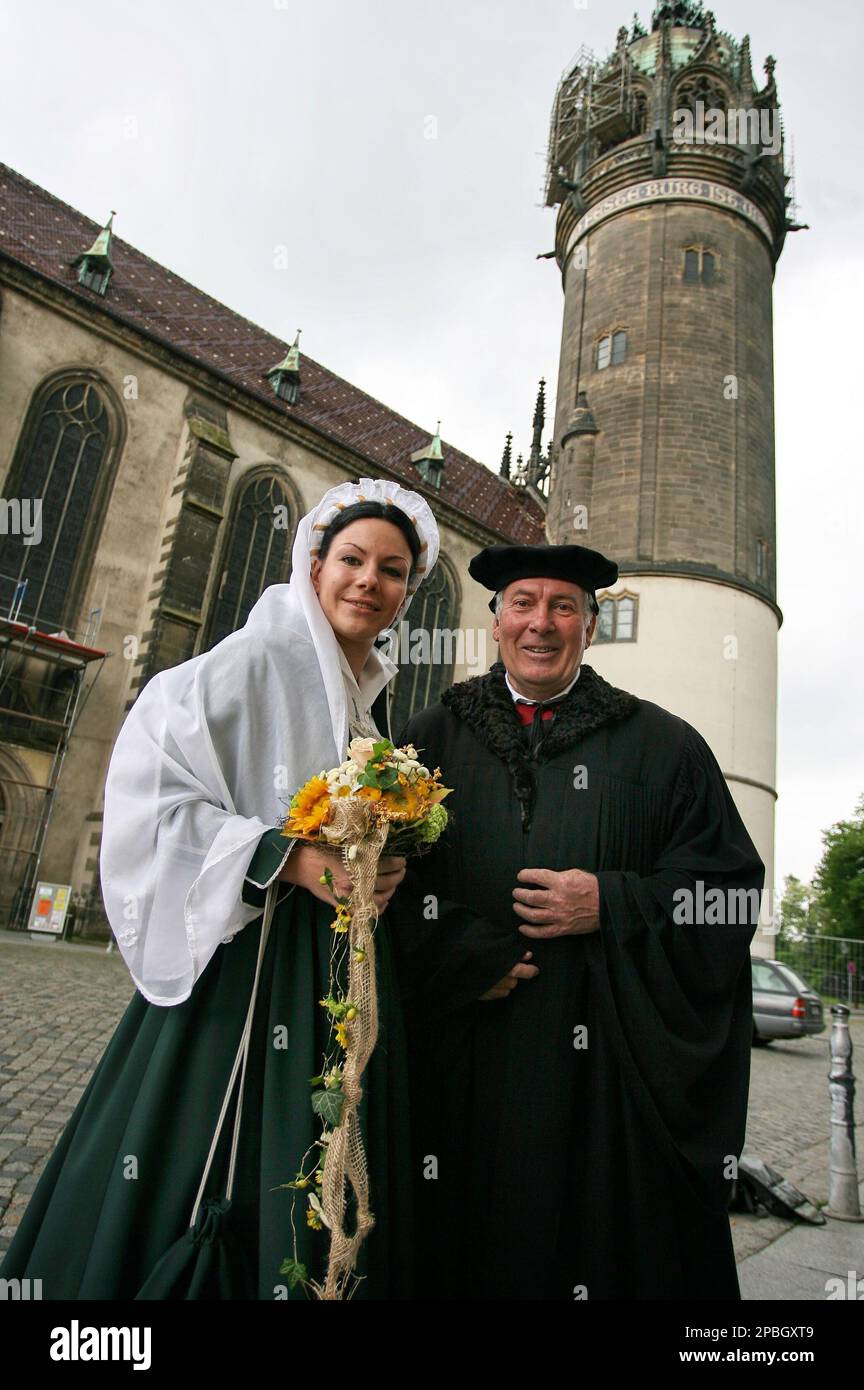 Peter Luther, rechts, und Wiebke Bang, links, praesentieren sich am ...