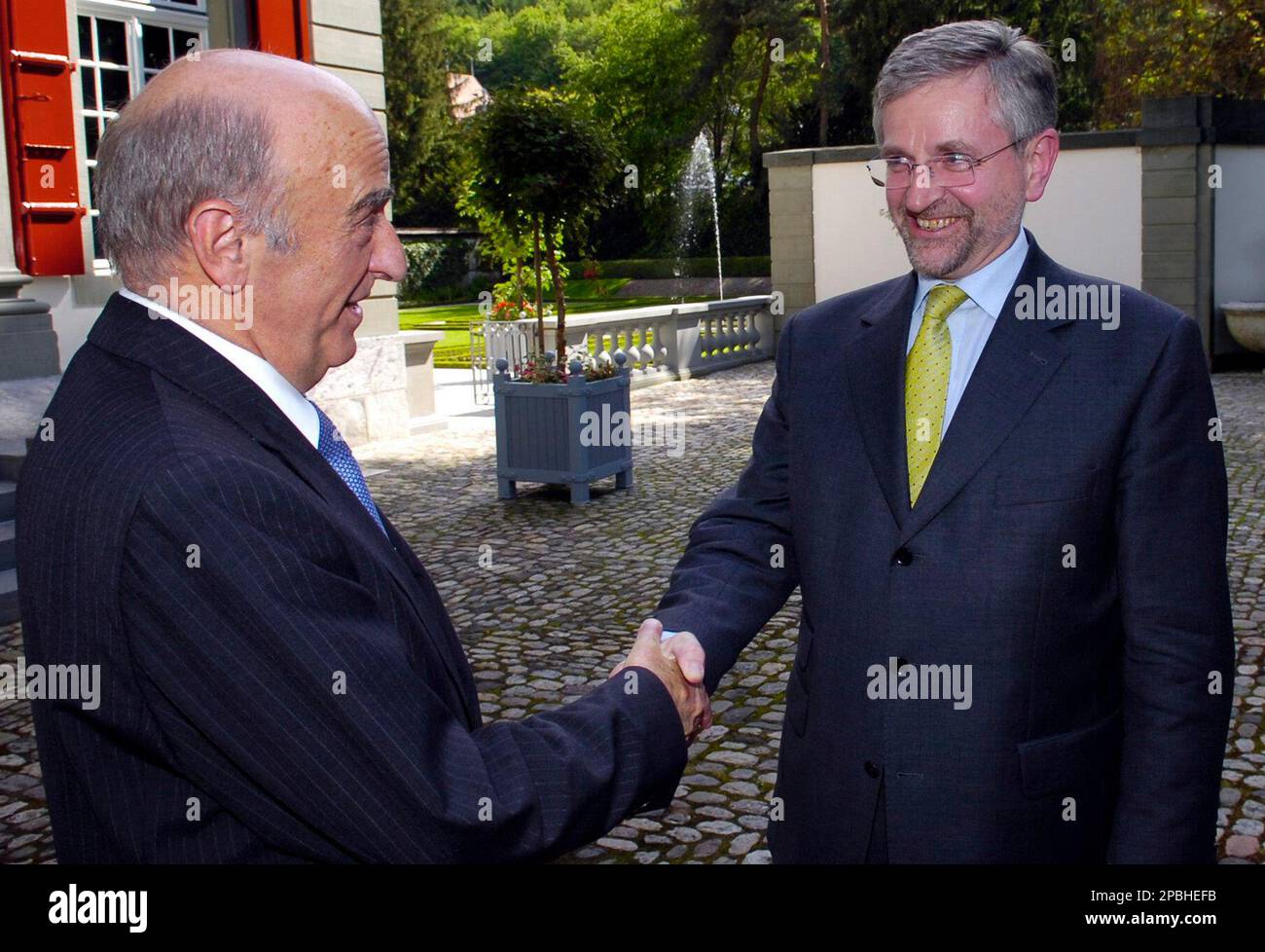 Bundesrat Hans-Rudolf Merz, links, und der oesterreichische Vizekanzler ...