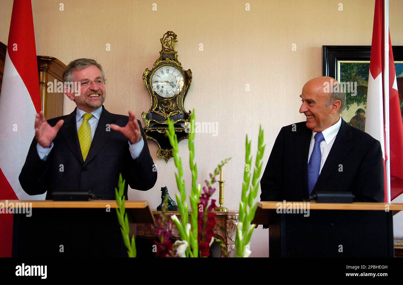 Bundesrat Hans-Rudolf Merz, rechts, und der oesterreichische ...