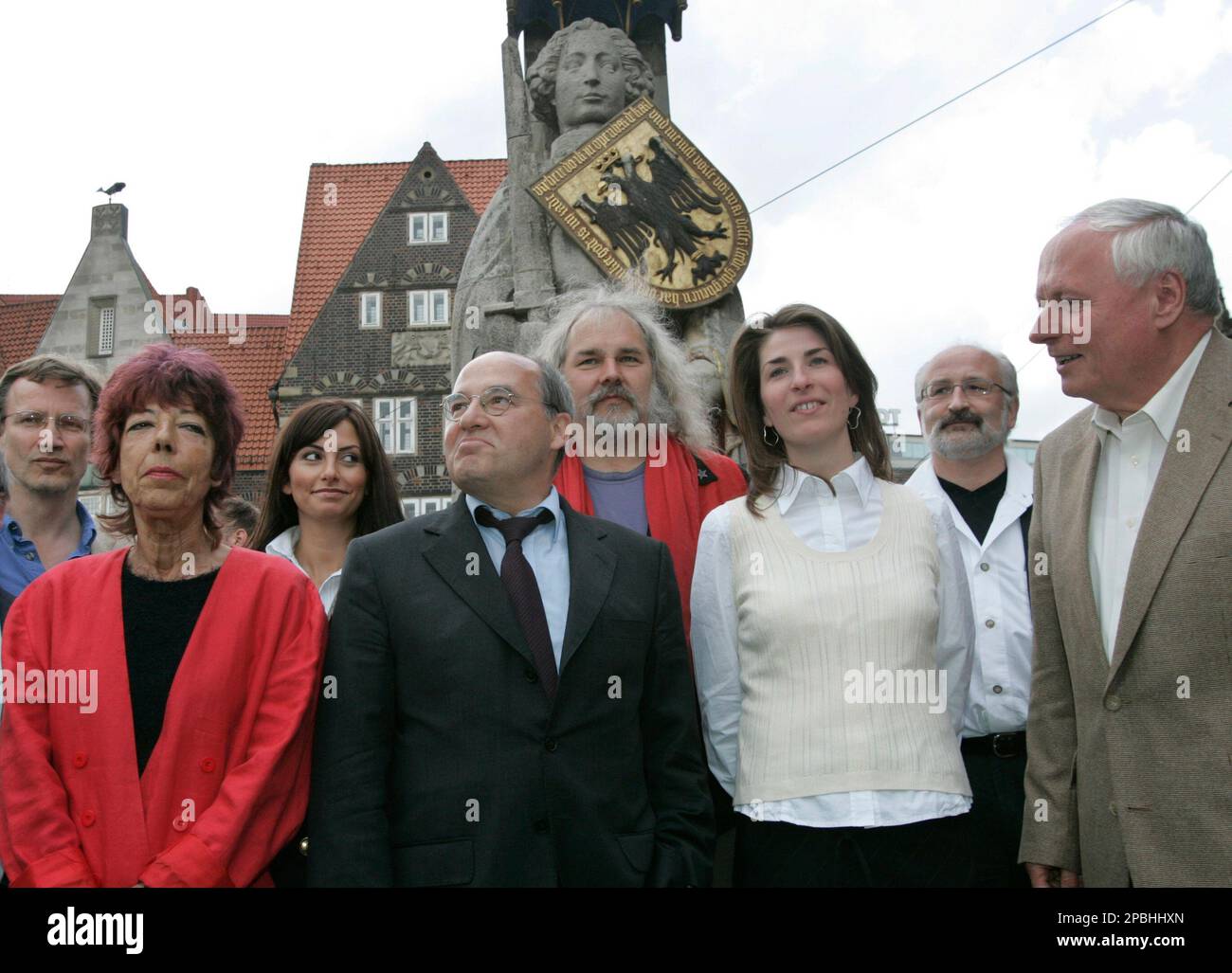 Gregor Gysi, 4.v.l., und Oskar Lafontaine, rechts, posieren am Mittwoch ...
