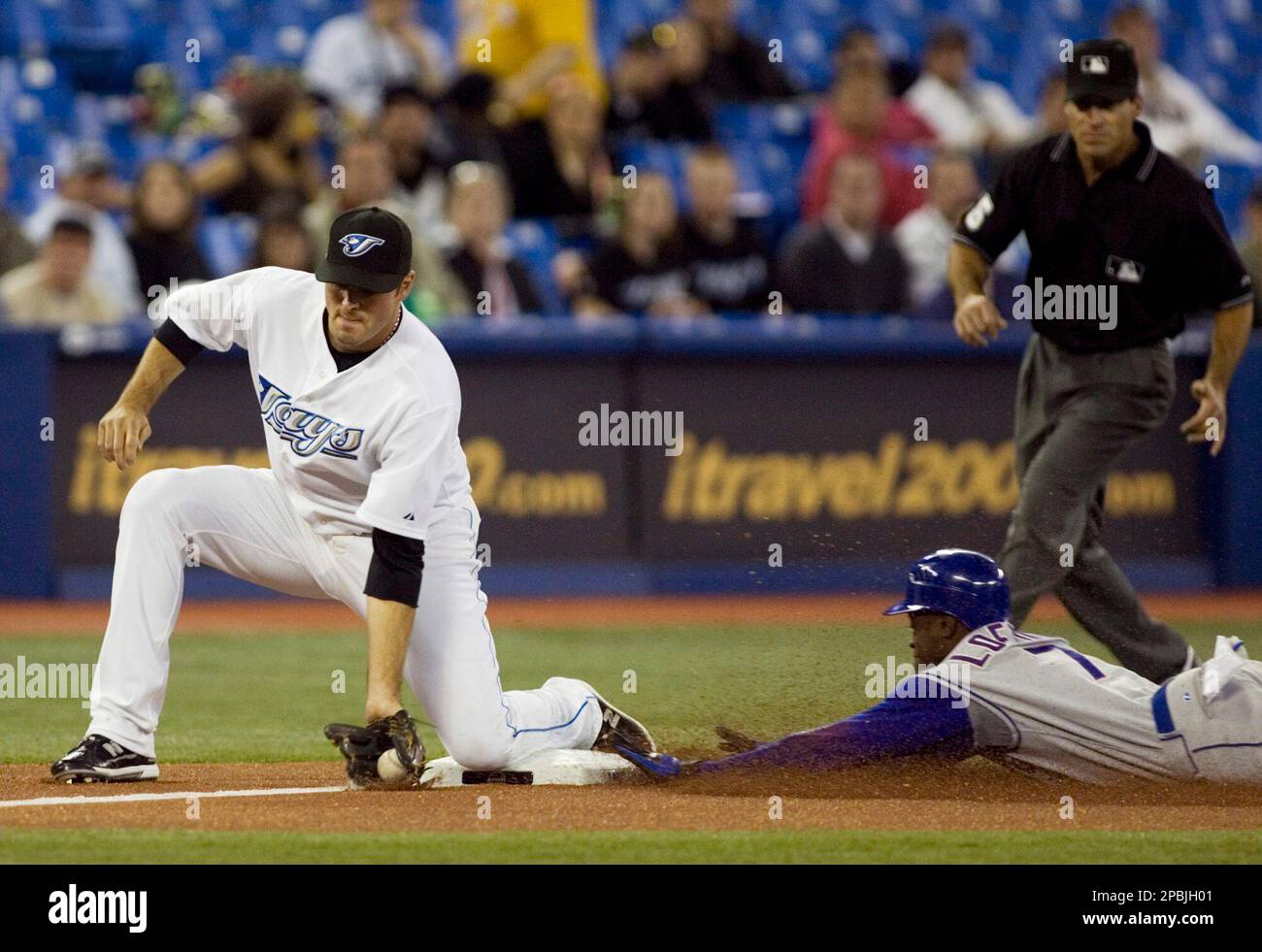 Texas Rangers' Kenny Lofton beats the throw to safely steal third base ...