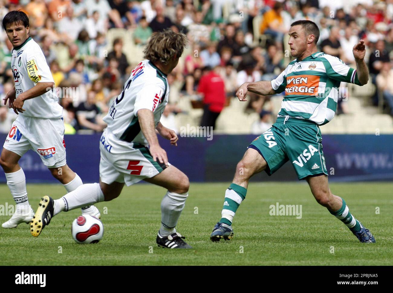 Rieds Herwig Drechsl und Sebastian Martinez, sowie Rapids Steffen ...