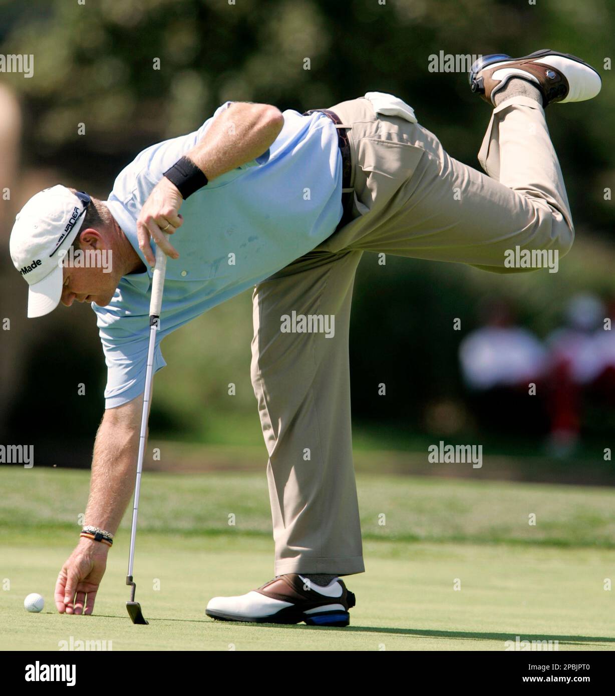 Scott Verplank spots his ball on the 14th green during the third round ...