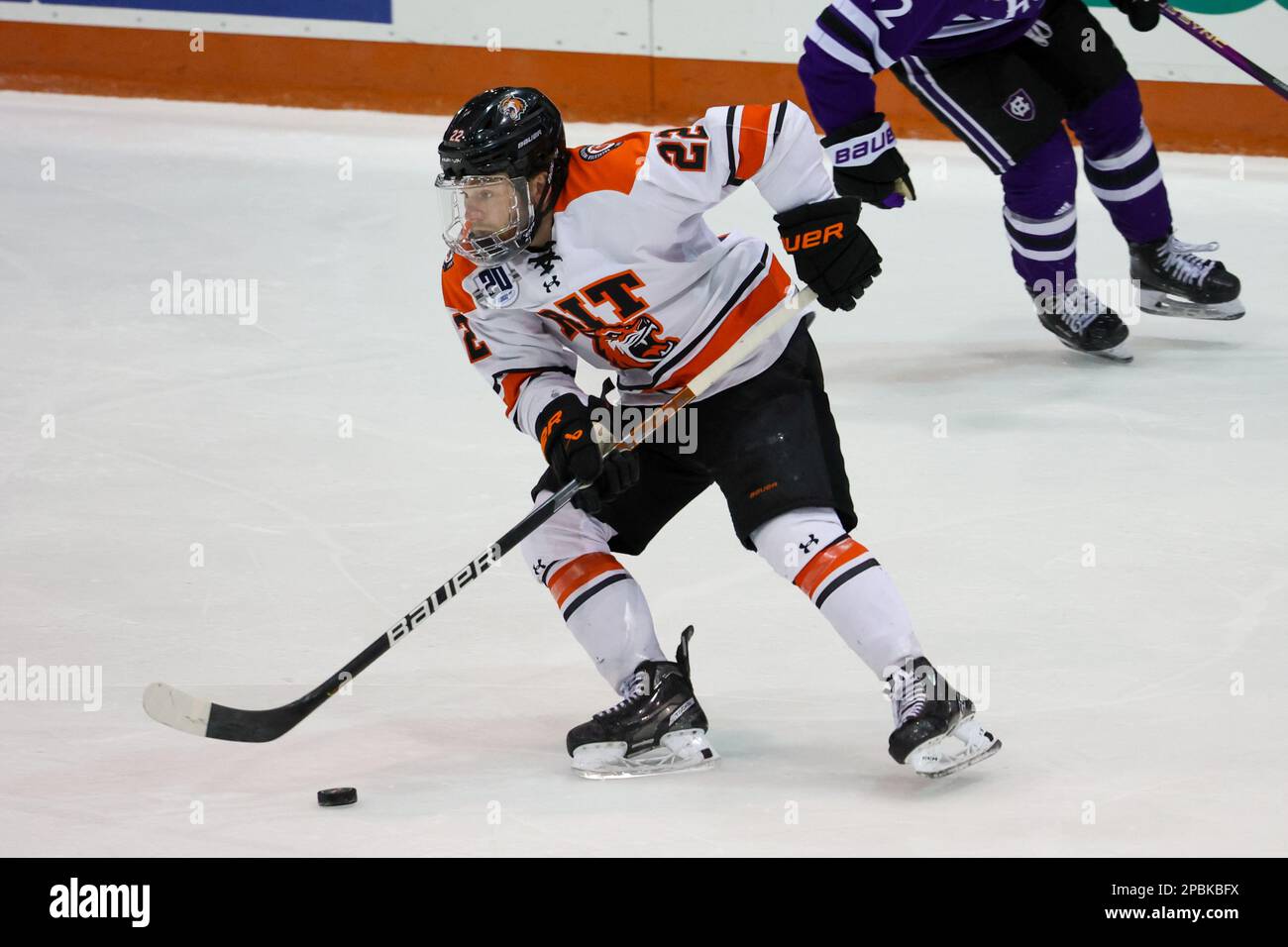 11. März 2023: RIT Tigers Forward Grady Hobbs (22) skates mit dem Puck ...
