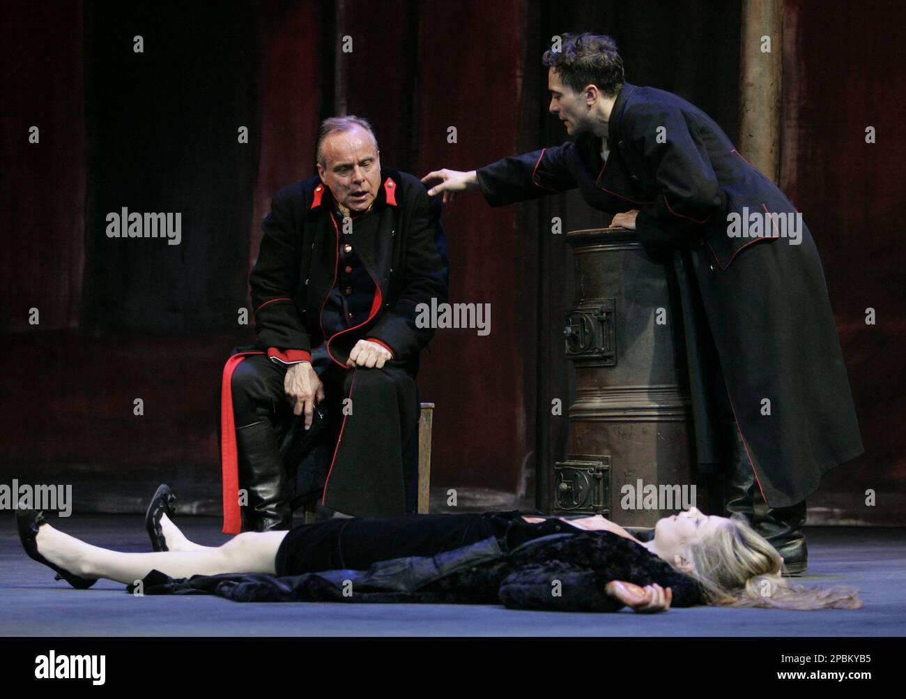 Toni Slama in der Rolle des Oberst, Alexander Pschill als der junge ...