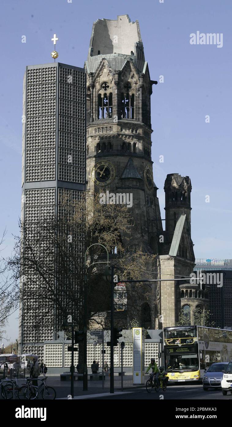 Blick auf den Turm der Kaiser-Wilhelm-Gedaechtniskirche in Berlin am ...
