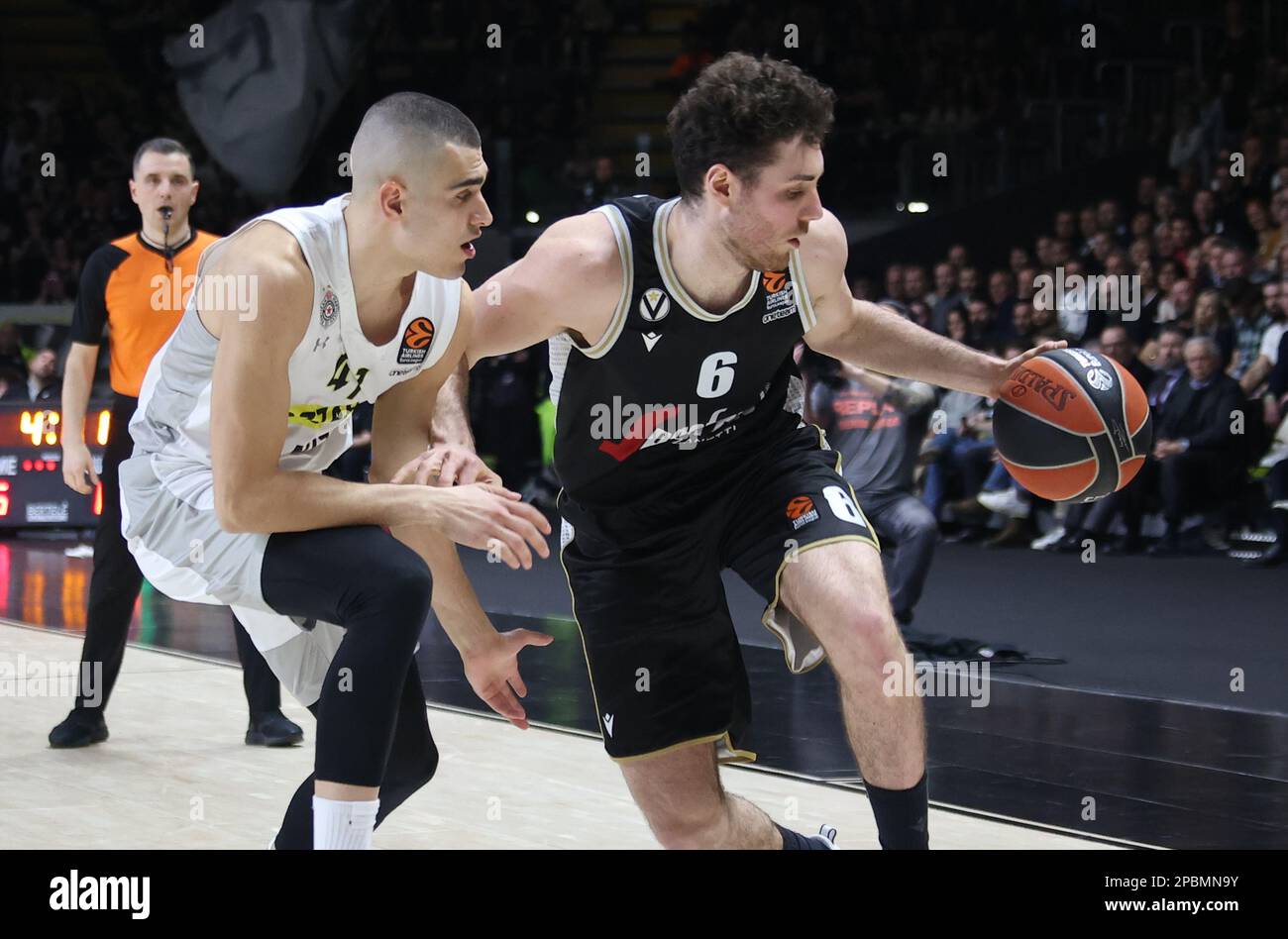 Alessandro Pajola (Segafredo Virtus Bologna), vereitelt von Yam Madar ...