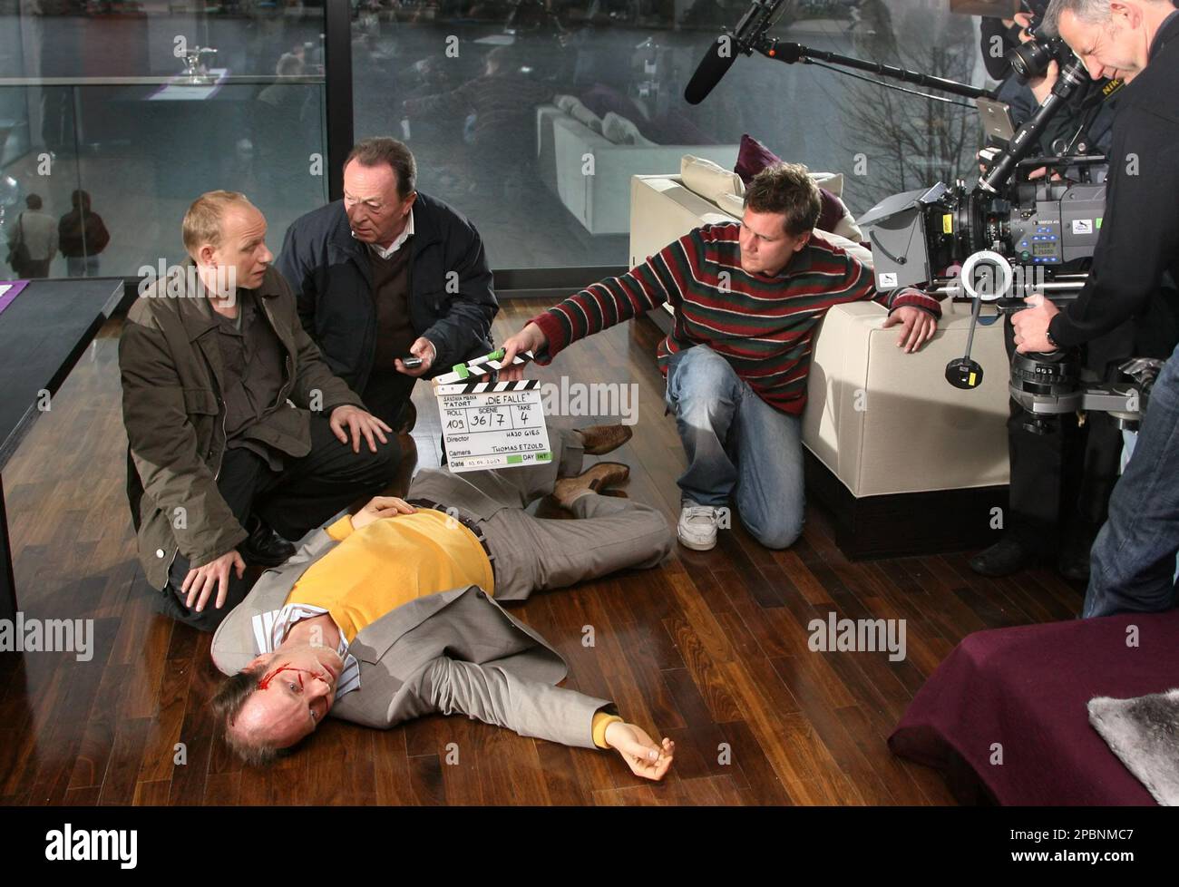 Die Schauspieler Bernd Michael Lade, links, Peter Sodann, Mitte, knien ...