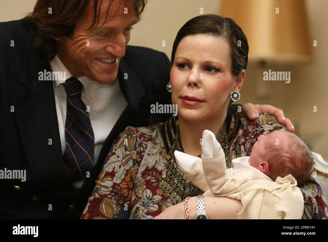 Spanish explorer Antonio Kitin Munoz Valcarcel, left, and his wife ...