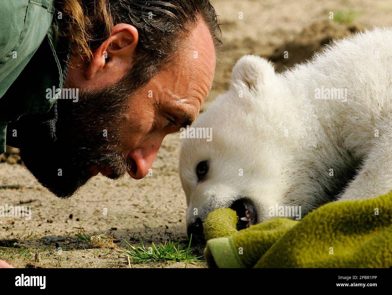 Tierpfleger Thomas Doerflein spielt am Freitag, 23. Maerz 2007, mit ...