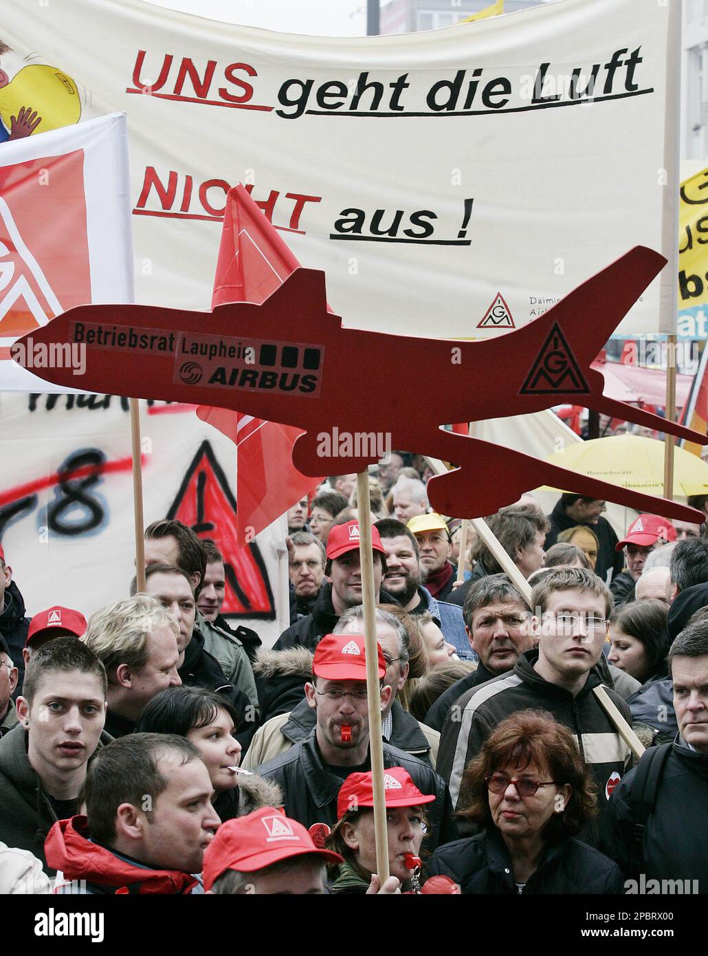 Mitarbeiter von Airbus demonstrieren am Freitag, 16.Maerz 2007, beim ...