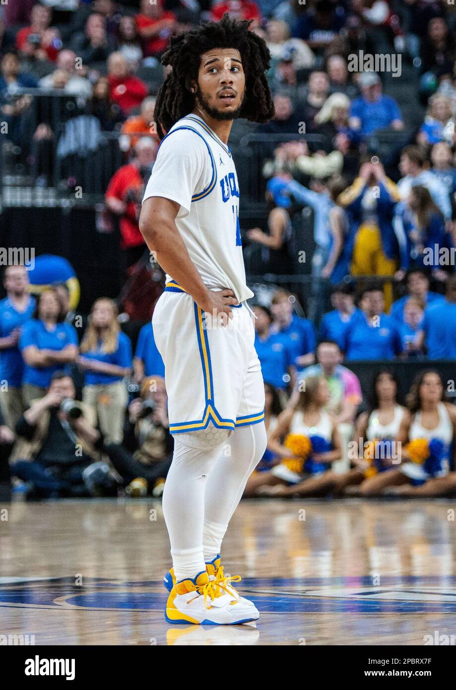 März 11 2023 Las Vegas, NV, USA UCLA-Wachmann Tyger Campbell (10) steht ...