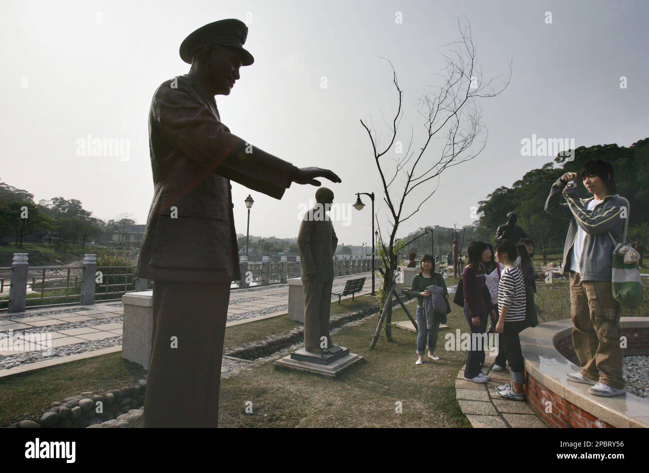 Vistors take photographs of the statues of the late mainland China ...