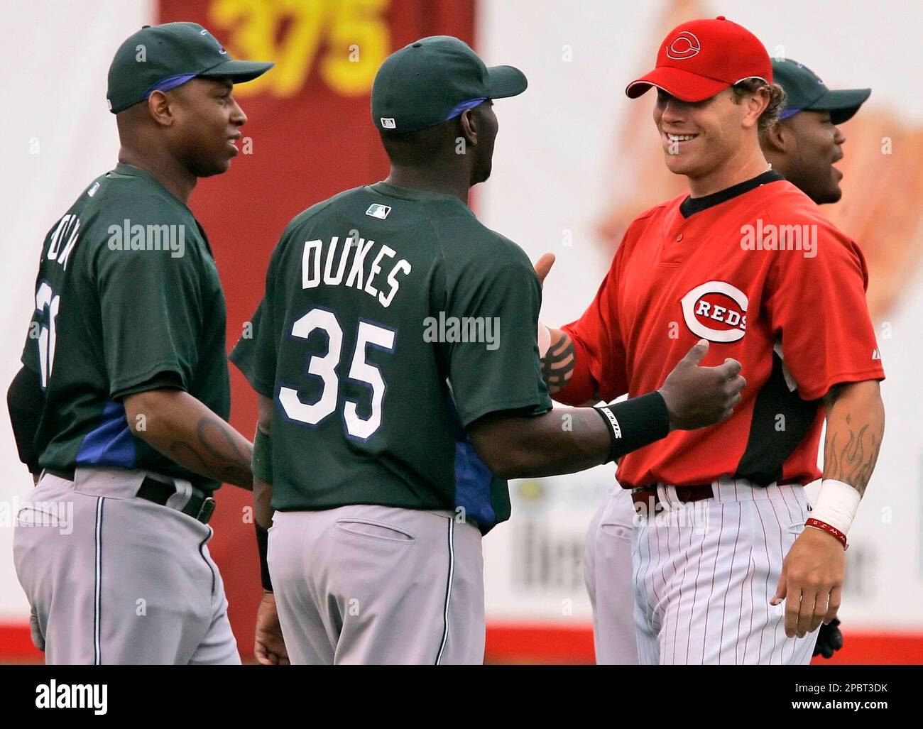 Cincinnati Reds' Josh Hamilton, right, visits with Tampa Bay Devil Rays ...