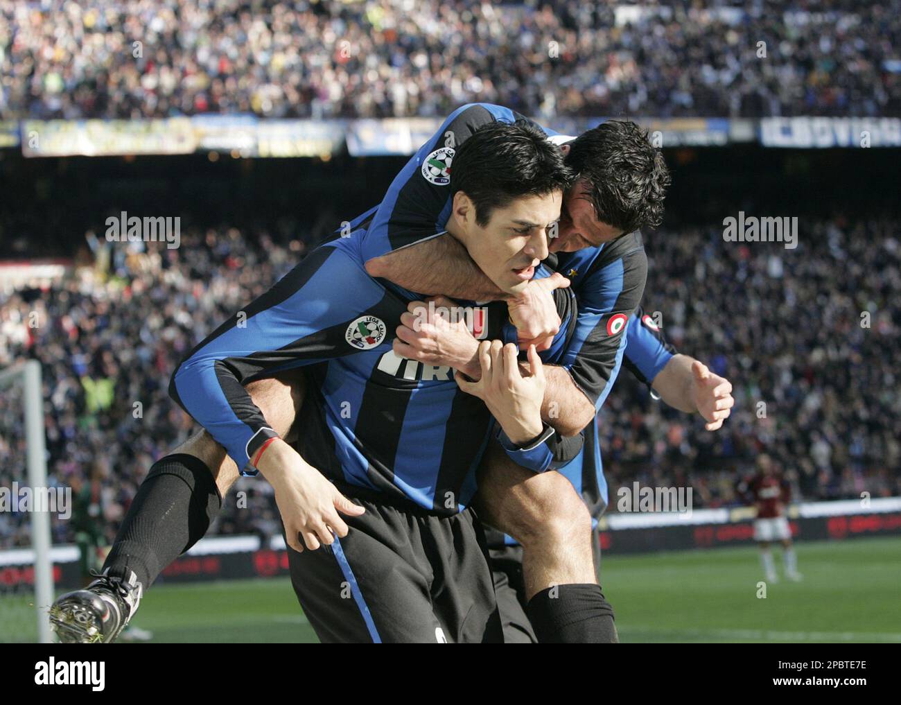 Inter Milan Julio Ricardo Cruz, left, of Argentina, celebrates with his ...