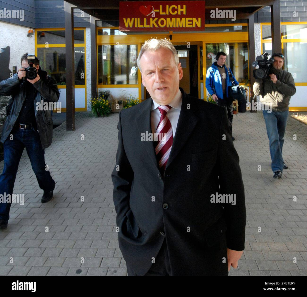 Der ehemalige Stadtdekan und fuer die Oberbuergermeisterwahl in ...