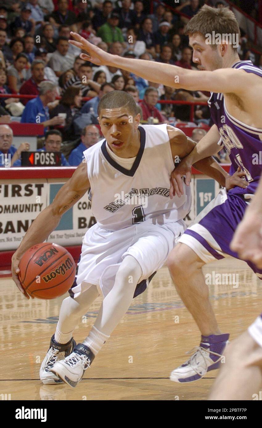 Rio Rancho's Marcus Williams drives past Manzano's David Dow during the ...