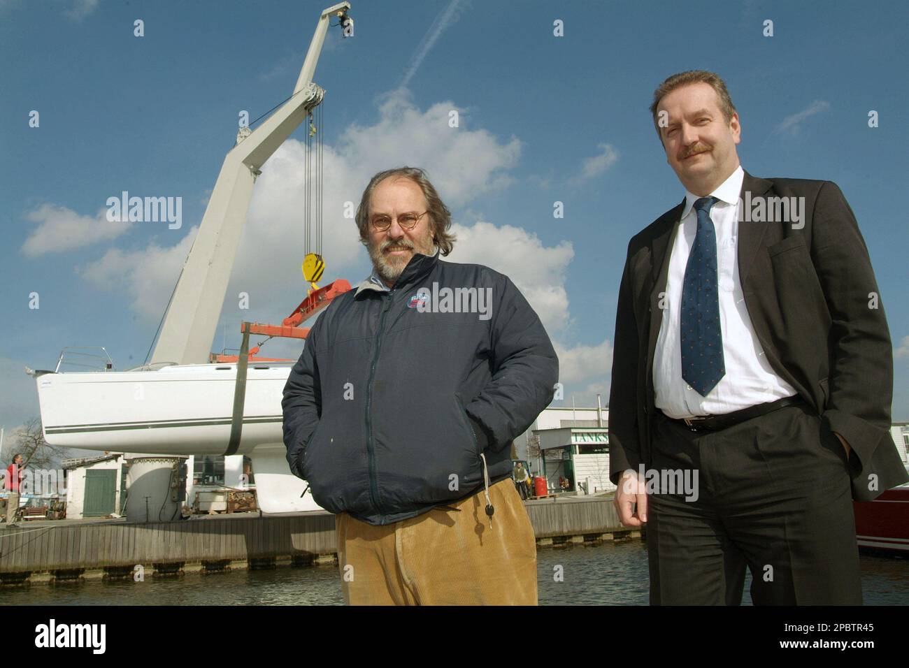 Michael Schmidt, Vorstandsvorsitzender der HanseYachts AG, links, und ...