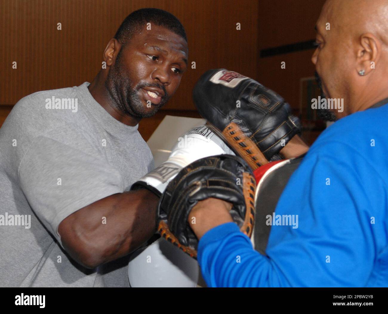 Der Herausforderer im Schwergewichtsboxen, Ray Austin, links, aus den ...