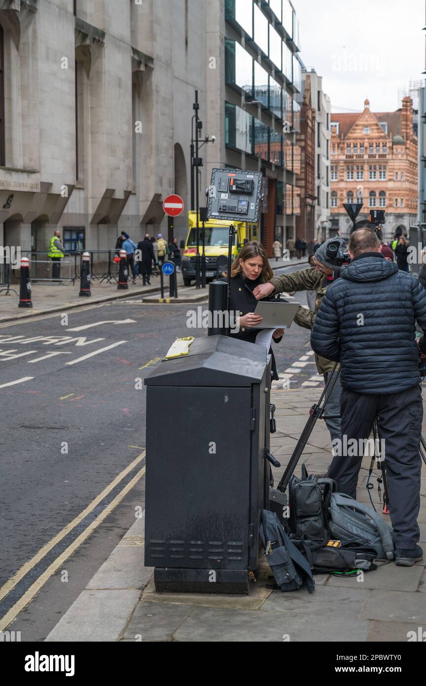 BBC-Kamerateam und Reporterin (vermutlich Lucy Manning) vor dem Old ...