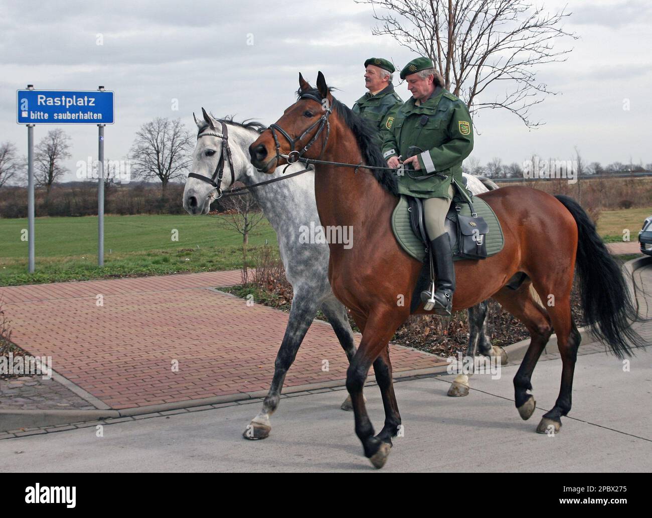 Einsatzkraefte der Reiterstaffel der saechsischen Polizei bei der Suche ...