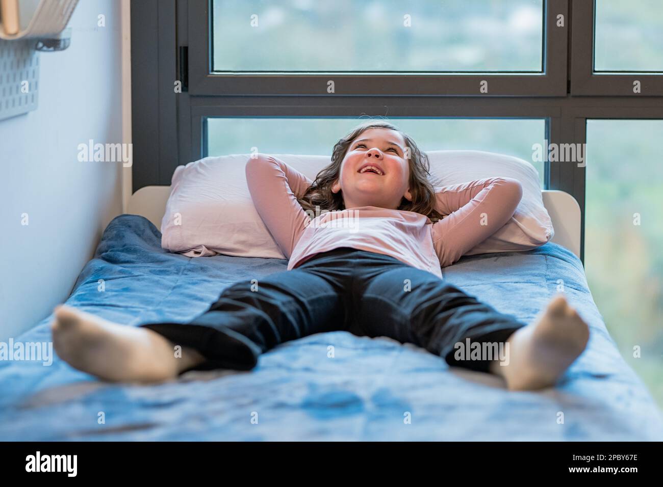 Preteen girl lying on bed -Fotos und -Bildmaterial in hoher Auflösung – Alamy