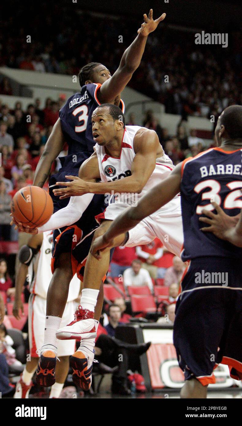 Georgia's Sundiata Gaines, center, drives the lane between Auburn ...