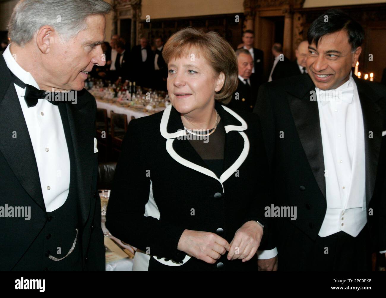 Bundeskanzlerin Angela Merkel, Mitte, unterhaelt sich am Freitag, 9 ...